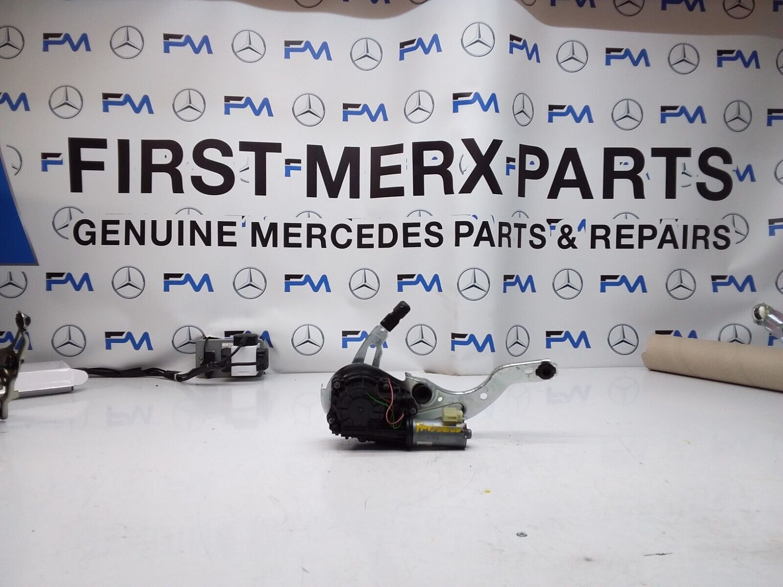 Mercedes C-CLASS W205 TAILGATE LIFT SOFT CLOSE 0390204 124 FM00600 ...